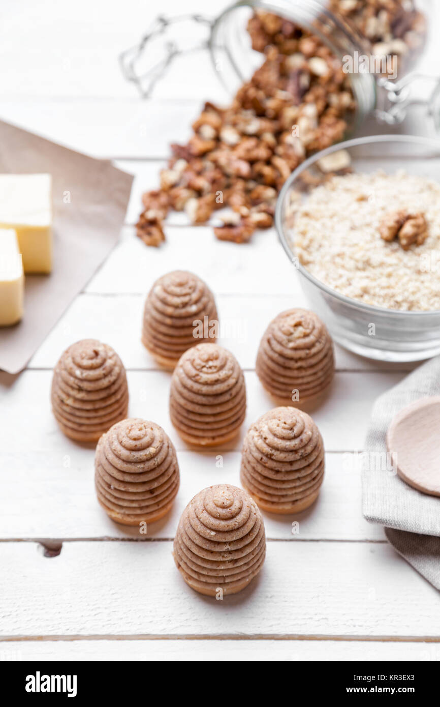 Bee nest cake hi-res stock photography and images - Alamy