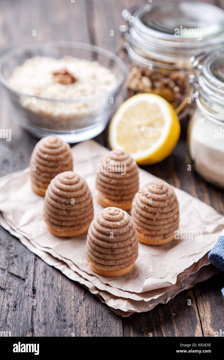 Bee nest cake hi-res stock photography and images - Alamy