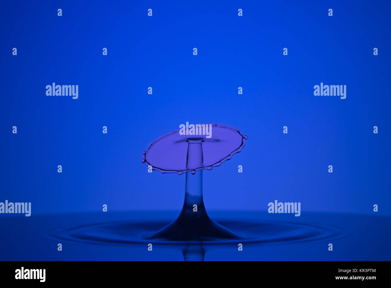 Water drop collision macro blue hi-res stock photography and images - Alamy