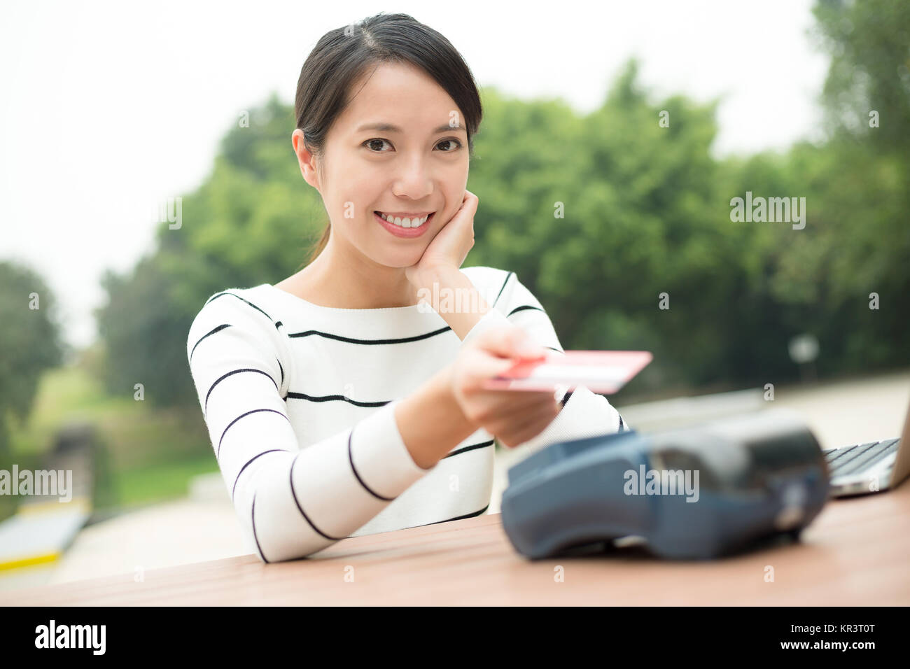 Woman pay on pos terminal with credit card Stock Photo - Alamy