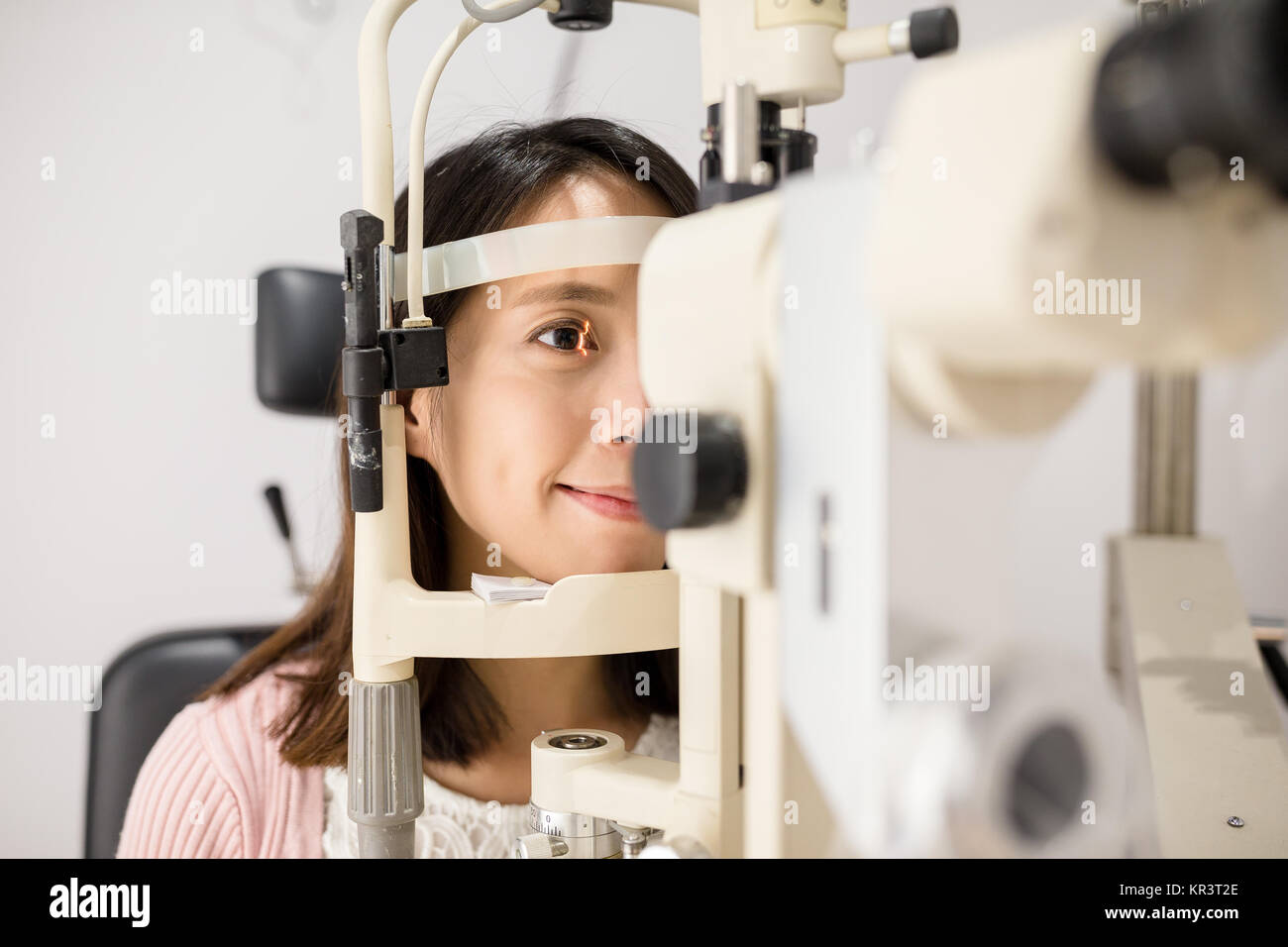 Patient doing the eye test at eye clinic Stock Photo - Alamy