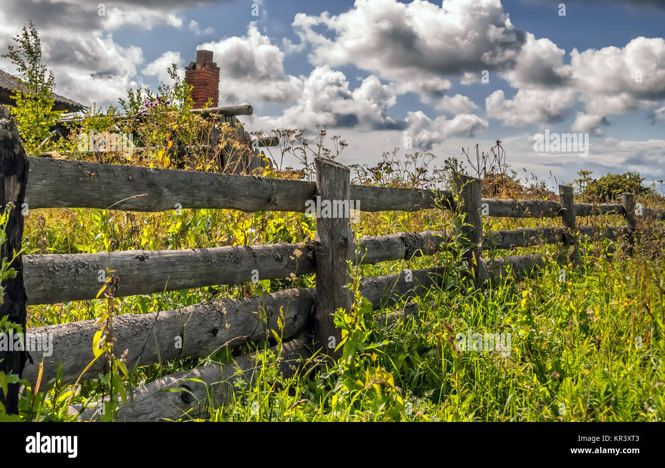 Wooden fencing green field hi-res stock photography and images - Alamy