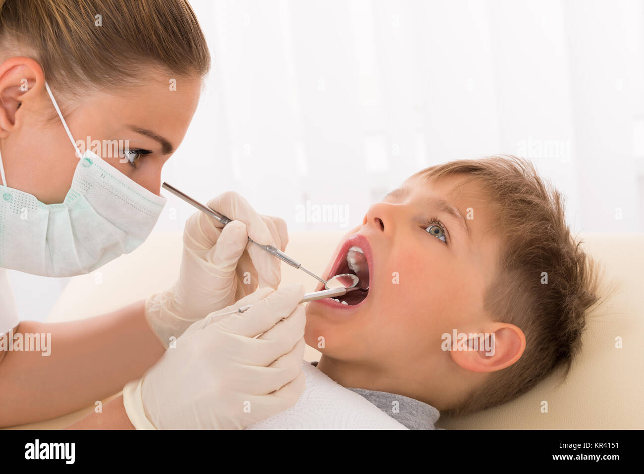 Checking teeth child dentist hi-res stock photography and images - Alamy