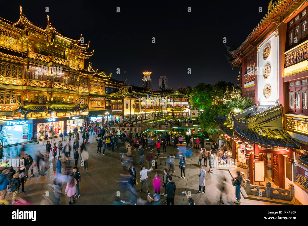 Yuyuan Bazaar in Shanghai at night Stock Photo - Alamy