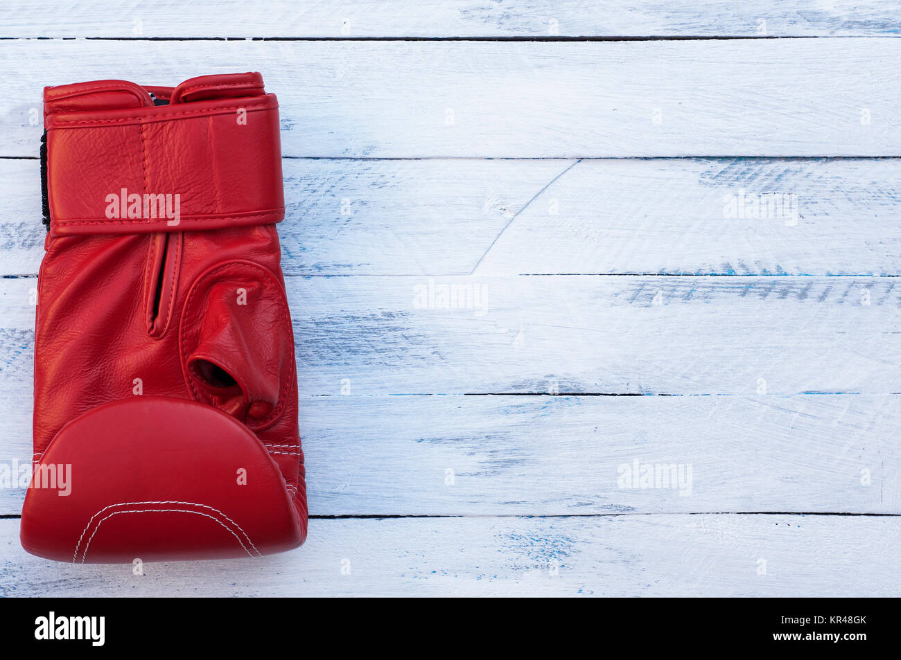 One red boxing glove Stock Photo - Alamy