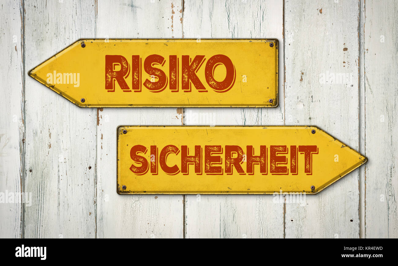 Wegweiser - Risiko oder Sicherheit Stock Photo - Alamy