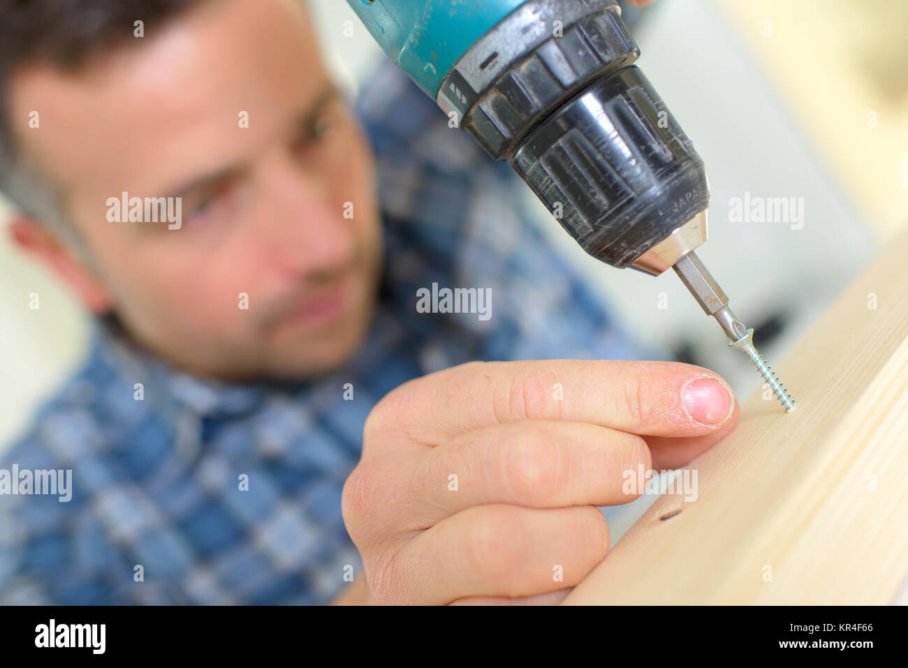 Man using an electric screwdriver Stock Photo - Alamy