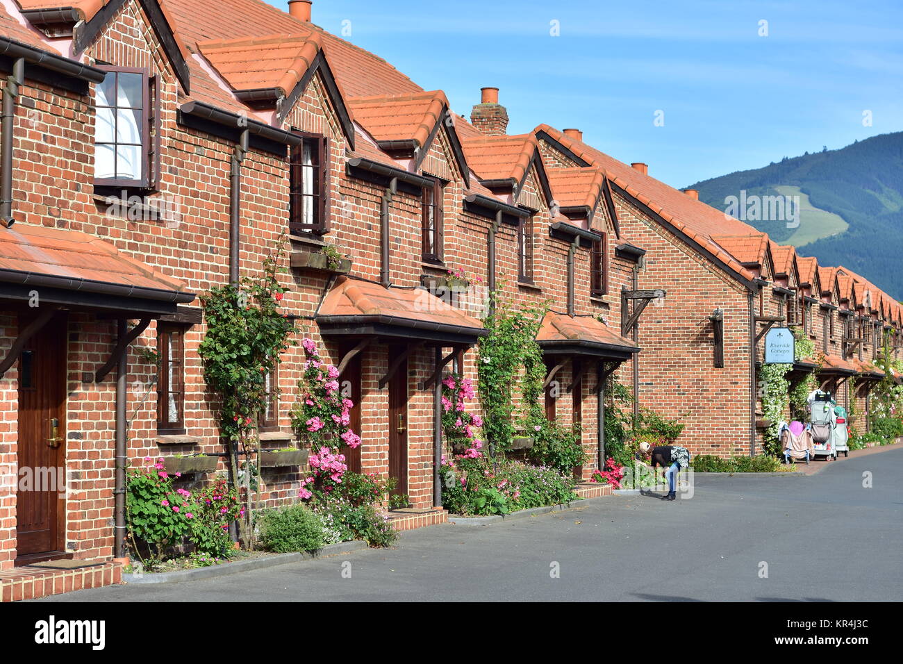 Traditional english red brick cottage hi-res stock photography and ...