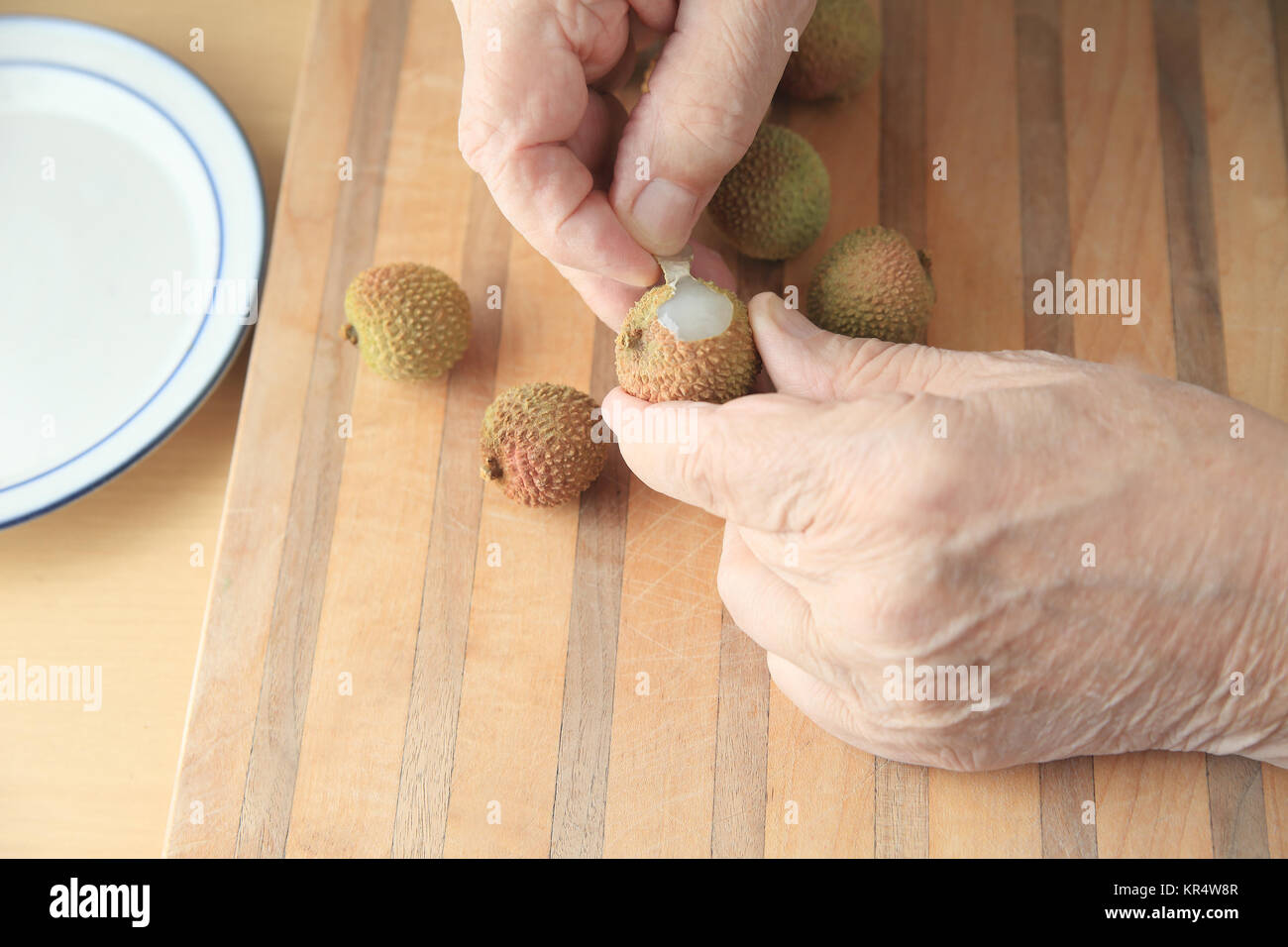 Peeling a fresh lychee fruit Stock Photo - Alamy