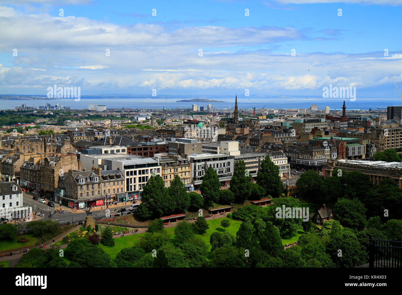 Edinburgh castle lookout hi-res stock photography and images - Alamy