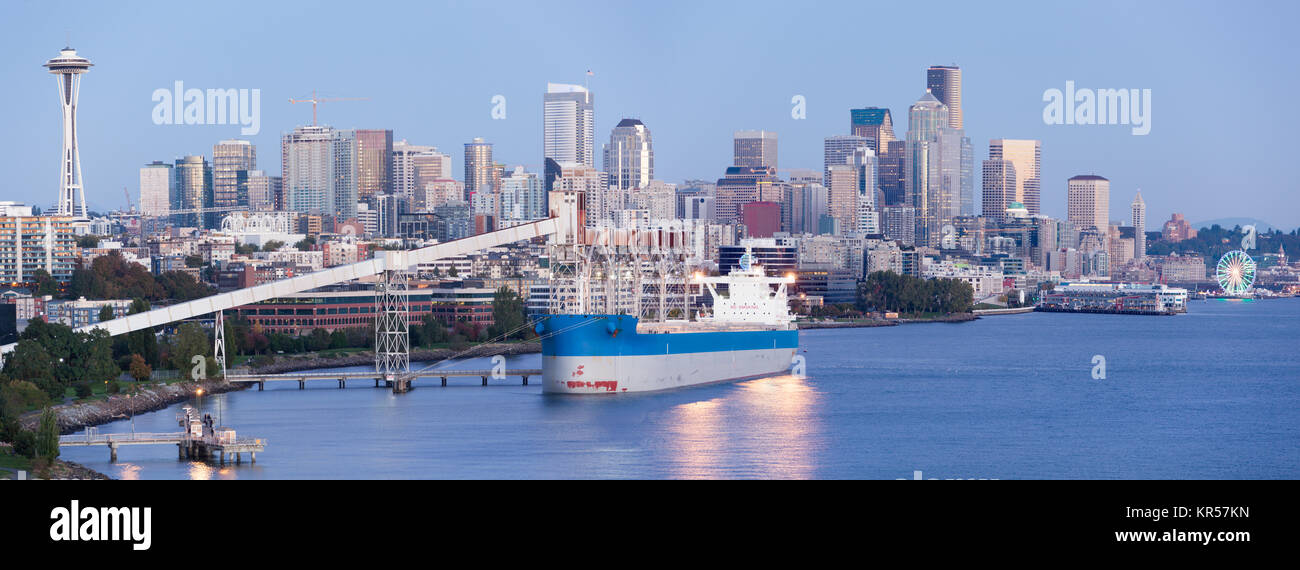 Nighttime seattle skyline hi-res stock photography and images - Alamy