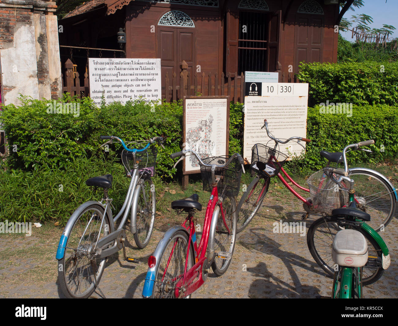 Group with bicycles hi-res stock photography and images - Alamy