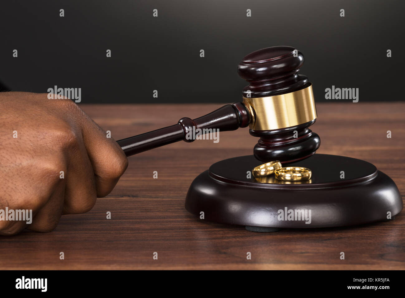 Judge Hands Hitting Gavel At Desk Stock Photo - Alamy