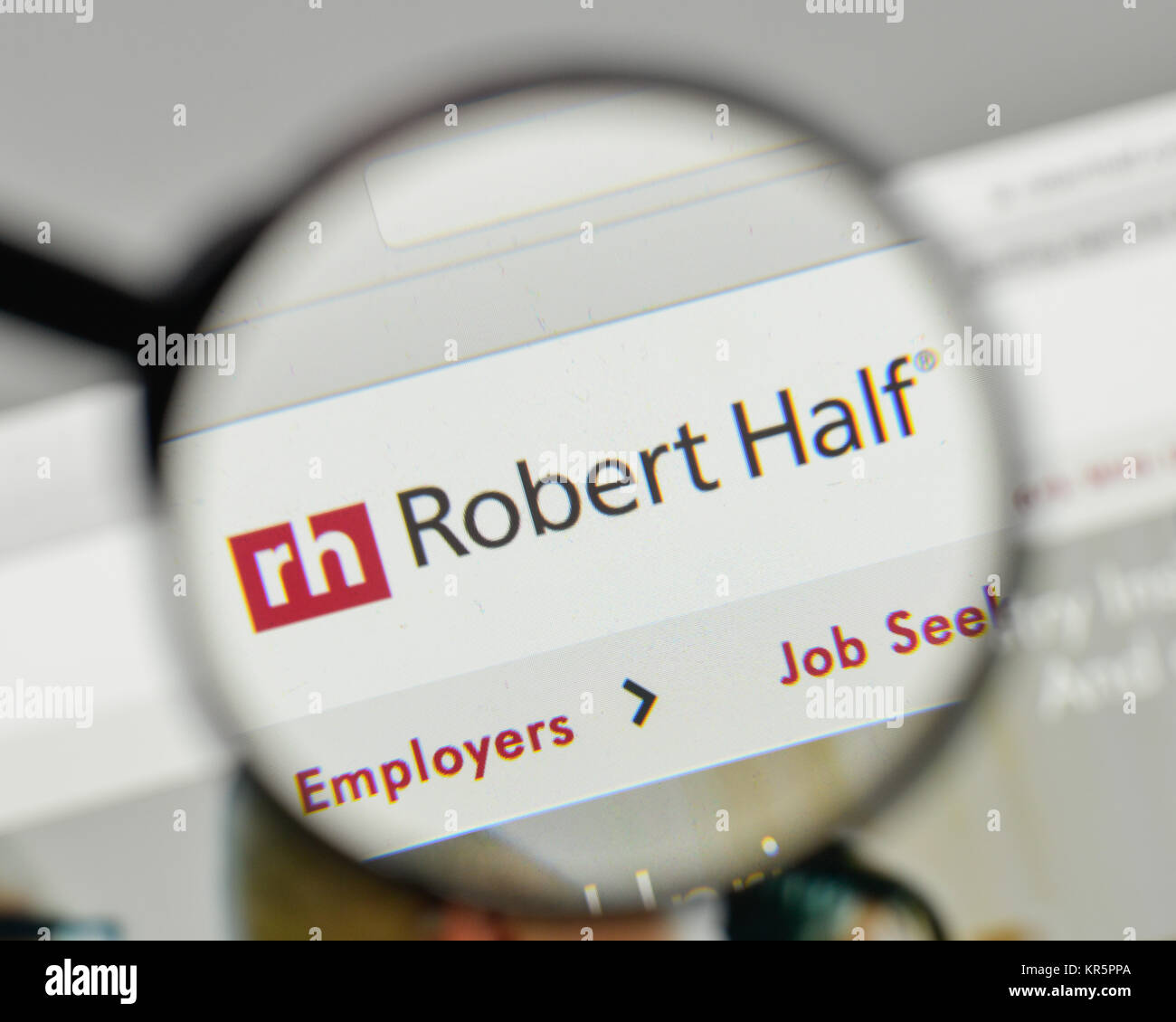Robert half logo hi-res stock photography and images - Alamy