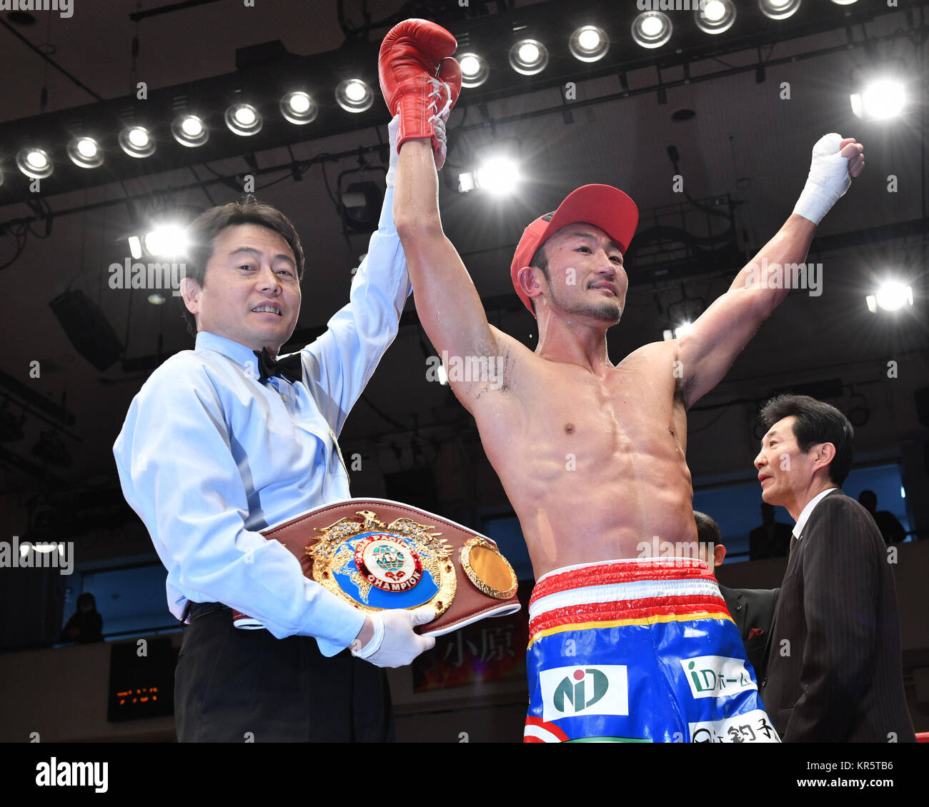 Tokyo, Japan. 14th Dec, 2017. (L-R) Katsuhiko Nakamura (Referee), Keita ...