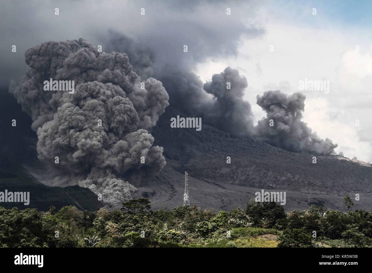 North Sumatera, Indonesia. 18th Dec, 2017. Mount Sinabung volcano spews ...