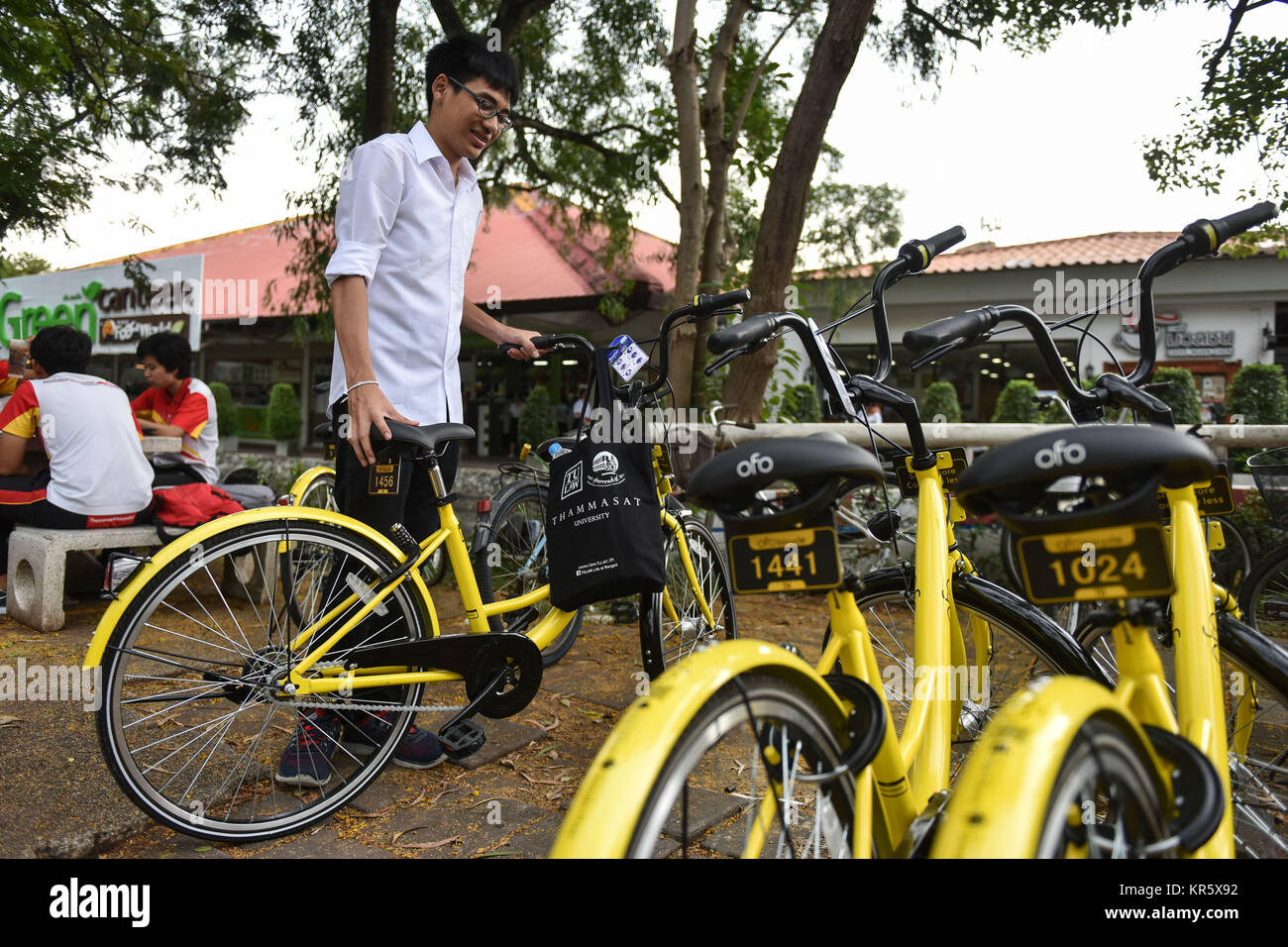Beijing, Thailand. 15th Aug, 2017. A college student uses a shared ...