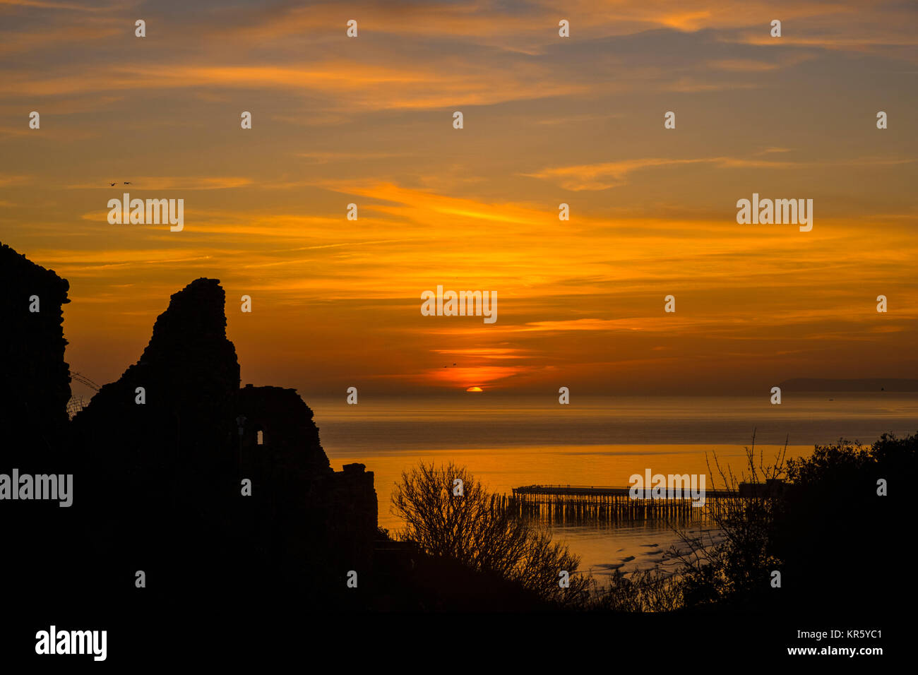 Hastings, East Sussex, UK. 18th Dec, 2017. The sun sinks below the ...