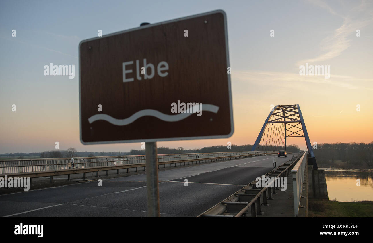 Domitz, Germany. 18th Dec, 2017. Picture of the Elbe bridge taken near ...