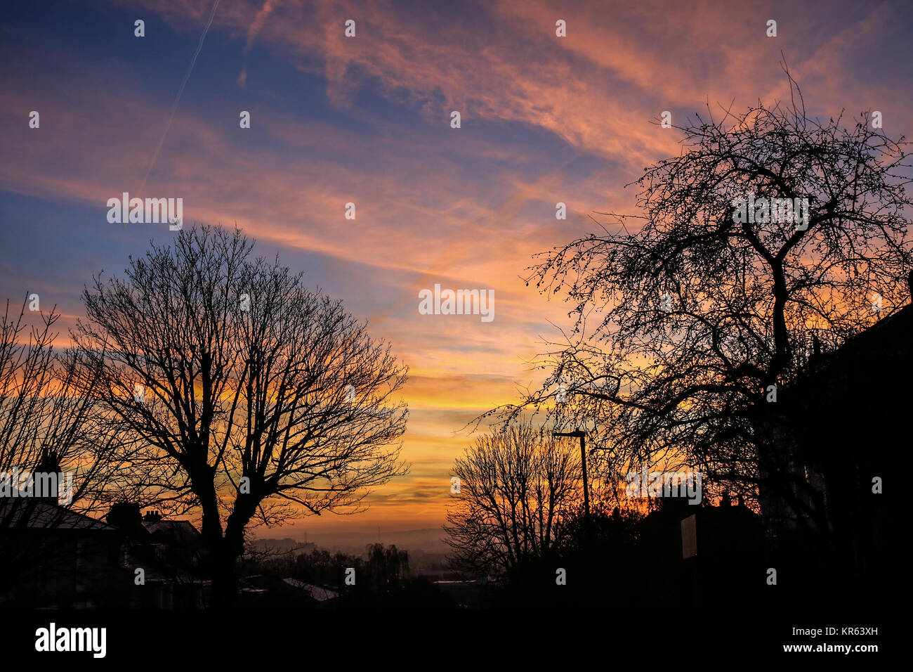 London, UK. 19th Dec, 2017. A striking winter sunrise is seen in ...