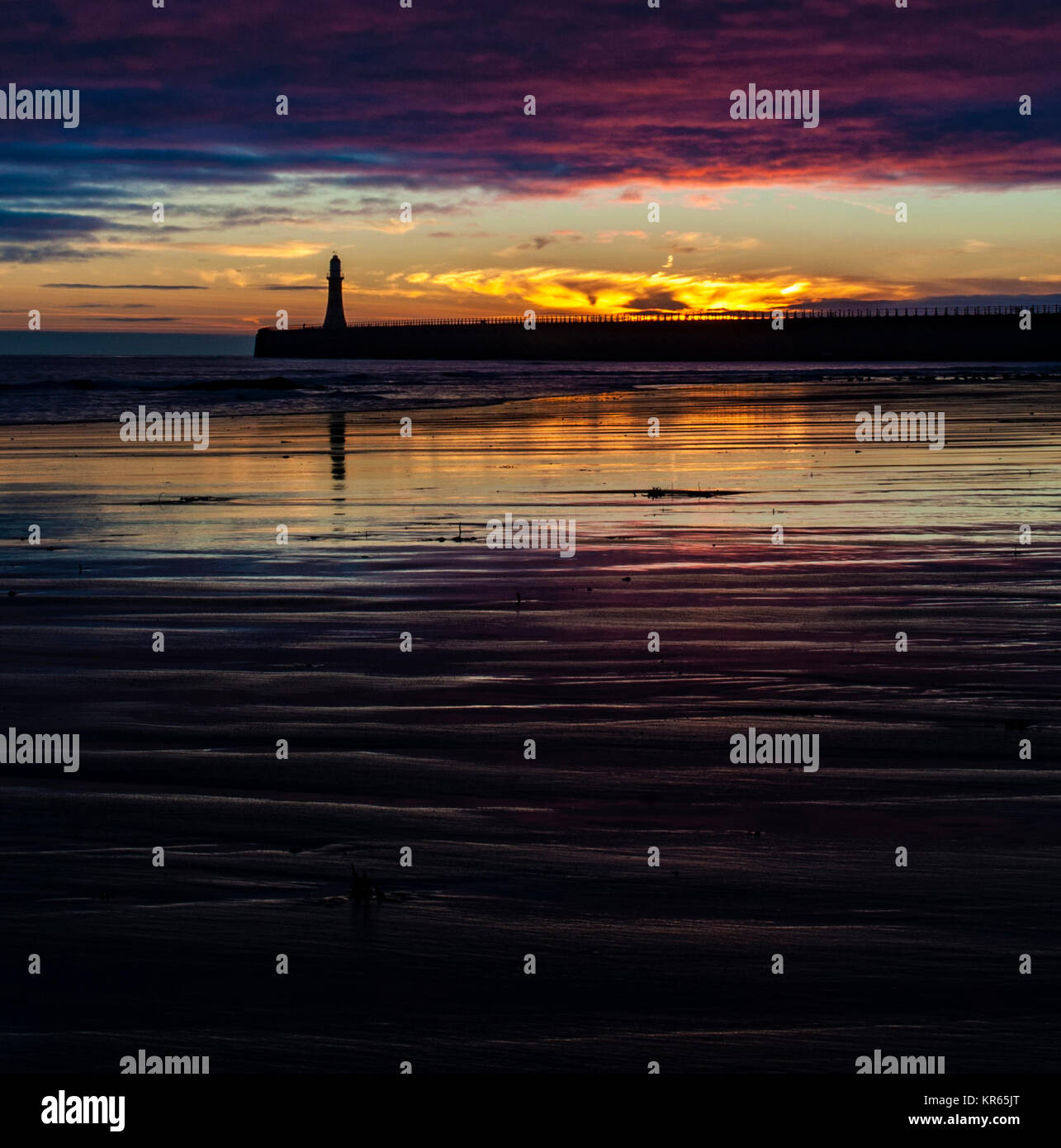 Sunderland, UK. 19th Dec, 2017. UK Weather: Colours fill the sky as ...