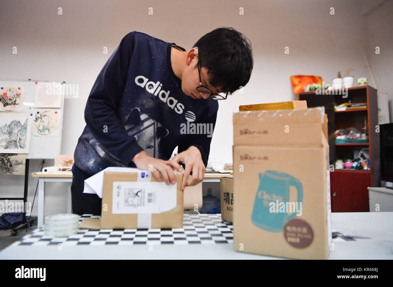 Changsha, China's Hunan Province. 19th Dec, 2017. Student Hou Yi uses ...