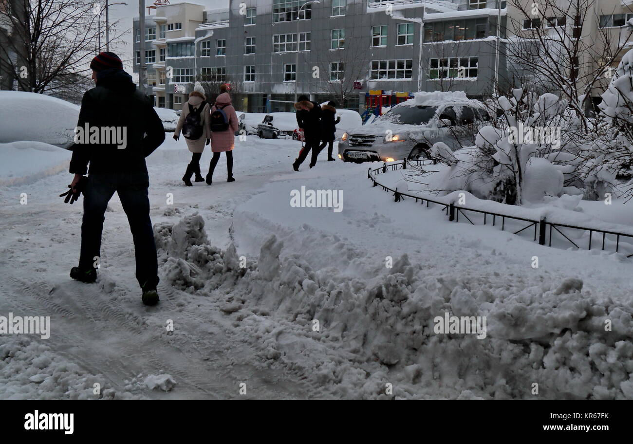 Kiev, Ukraine. 19th Dec, 2017. People walk on the snow in Kiev, Ukraine ...