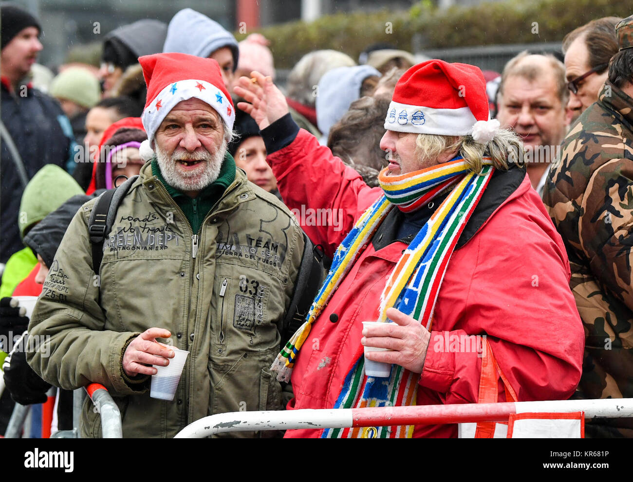Berlin, Germany. 19th Dec, 2017. The homeless men Peter (L) and Klaus ...
