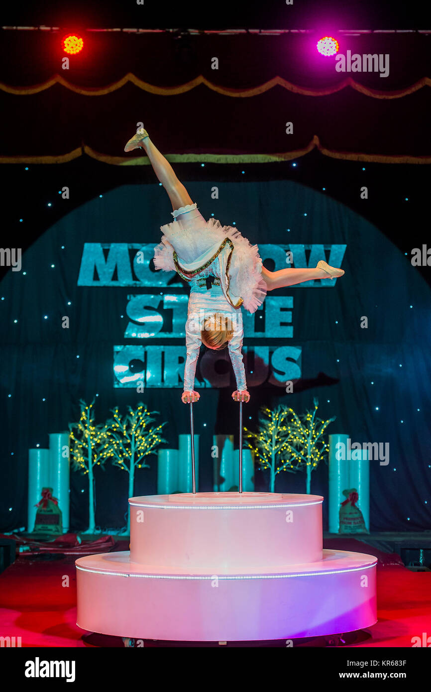 London, UK. 19th December, 2017. Hand balancer and contortionist ...