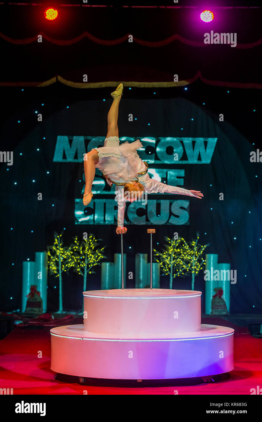 London, UK. 19th December, 2017. Hand balancer and contortionist ...