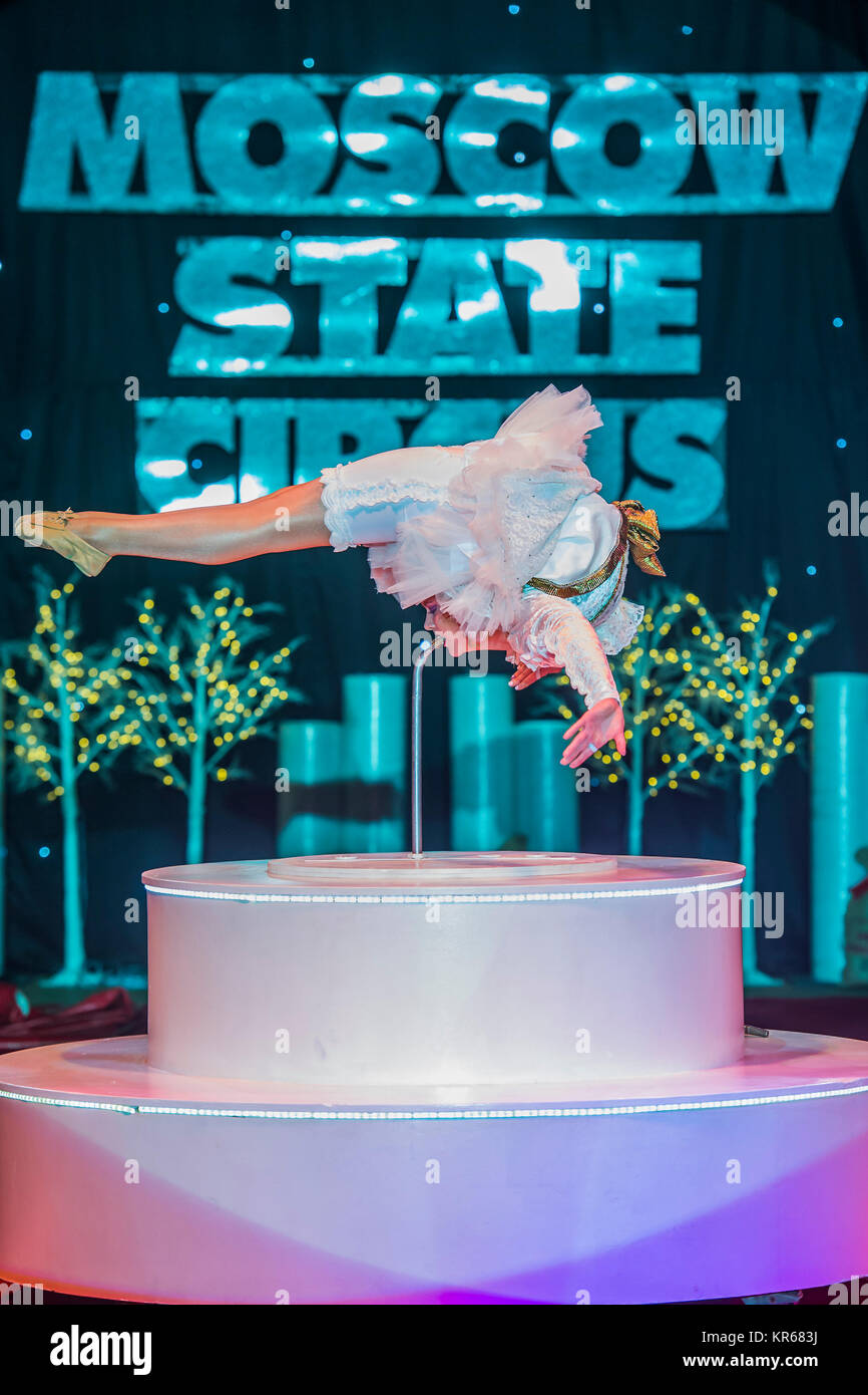 London, UK. 19th December, 2017. Hand balancer and contortionist ...