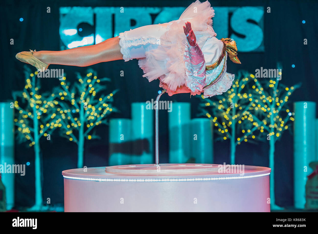 London, UK. 19th December, 2017. Hand balancer and contortionist ...