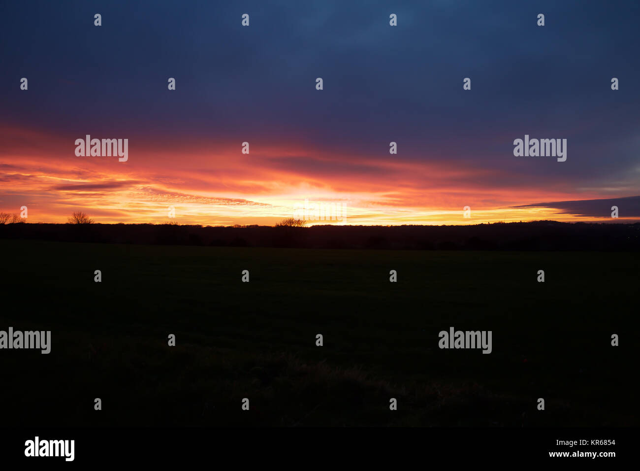 New Addington, UK. 19th Dec, 2017. Red sky over New Addington, Surrey ...