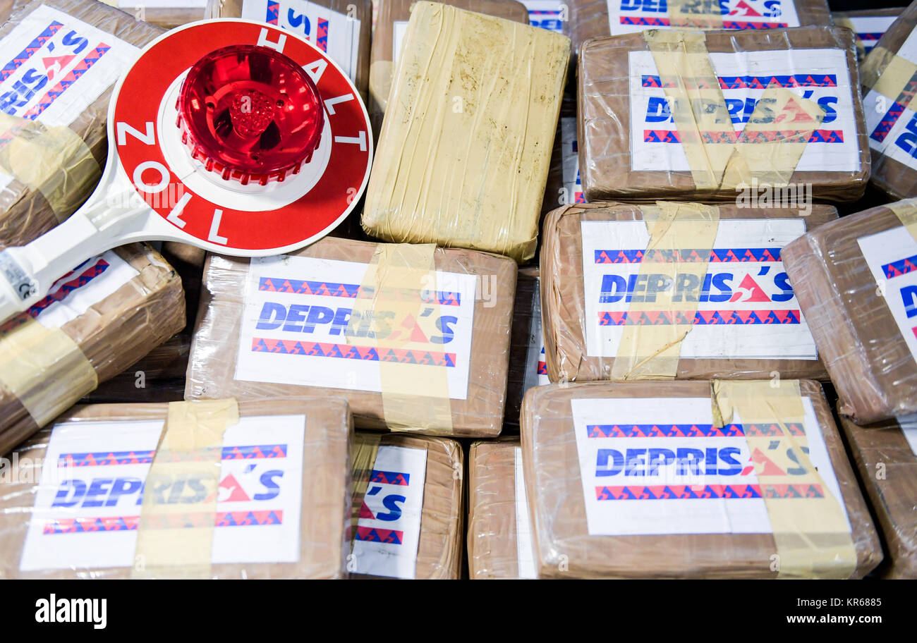 Hamburg, Germany. 19th Dec, 2017. Packages of cocaine lying at the ...