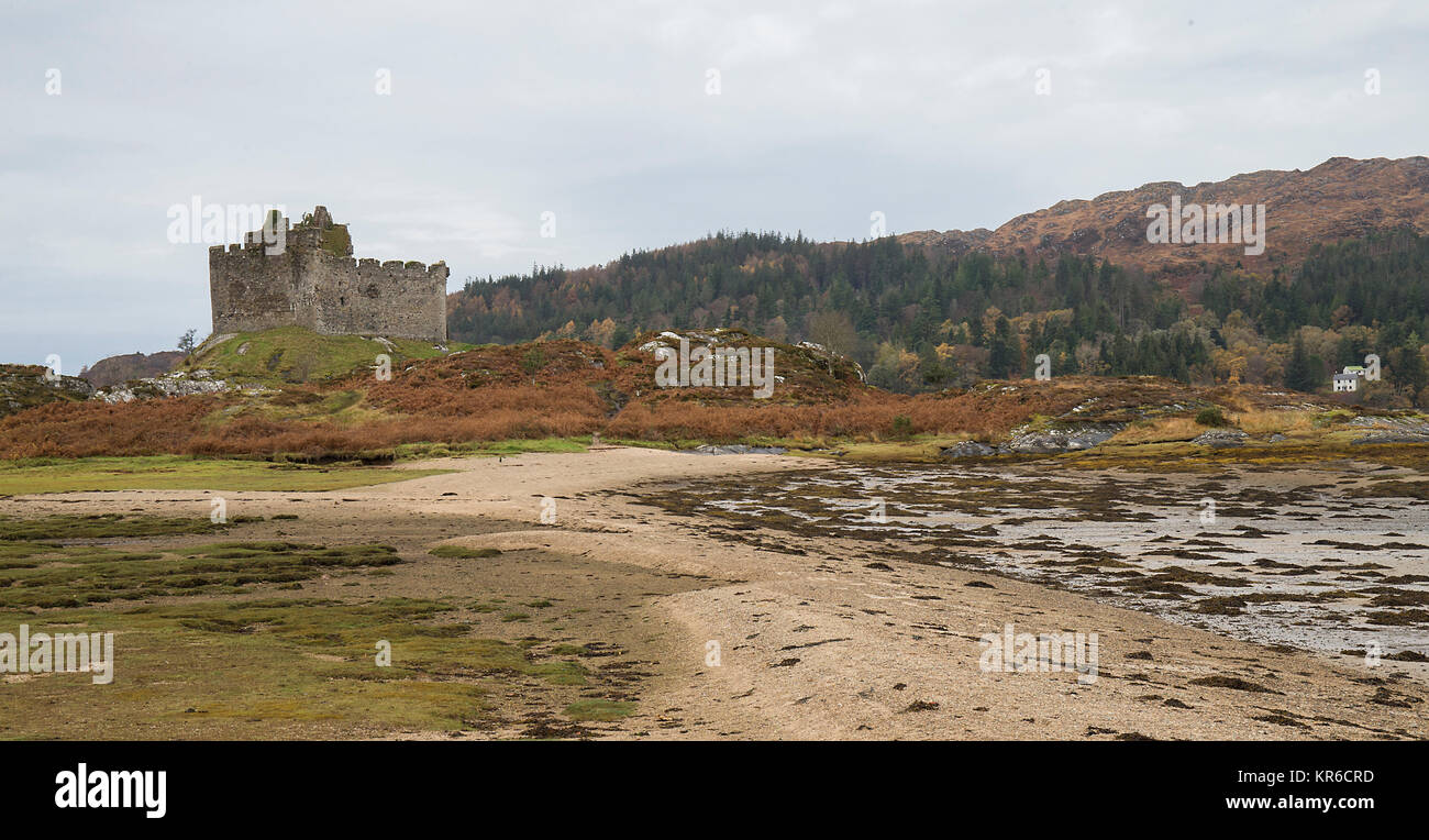 scotland beach and ruined castle scene Stock Photo - Alamy
