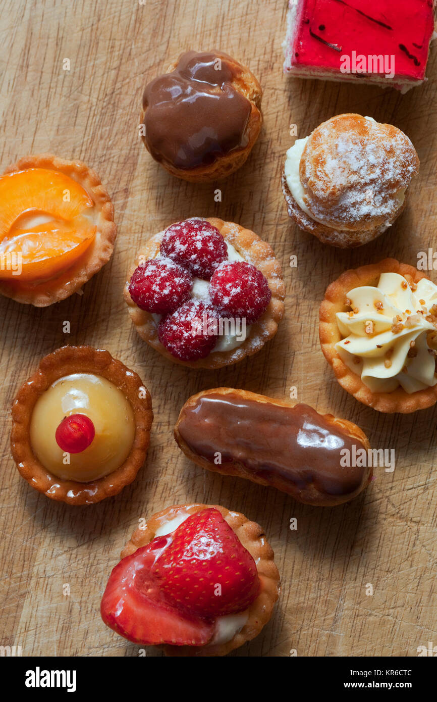 Cakes in a bakery Stock Photo - Alamy