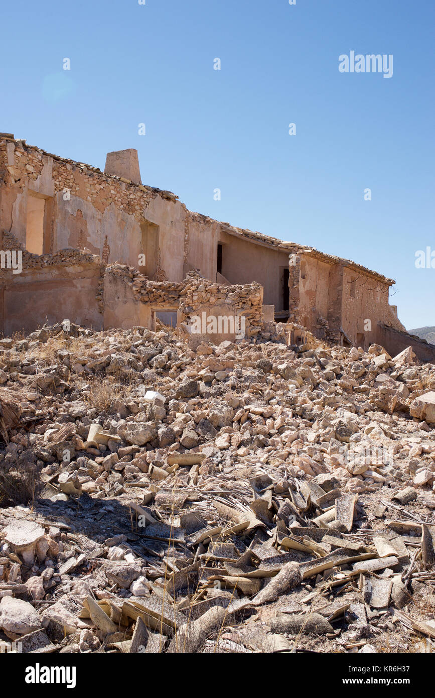 The remains of a ruined farmhouse in the countryside Stock Photo - Alamy