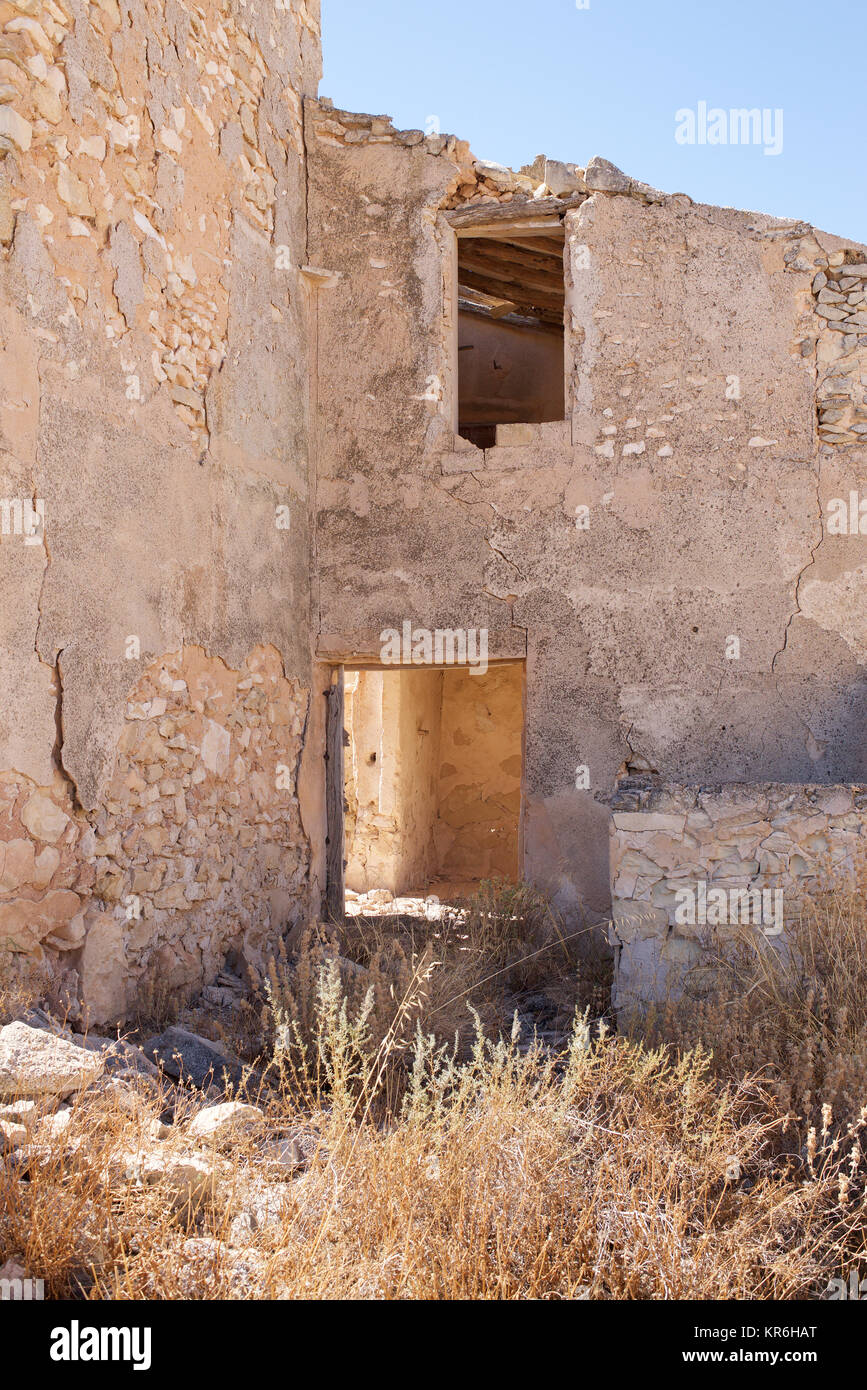 The remains of a ruined farmhouse in the countryside Stock Photo - Alamy