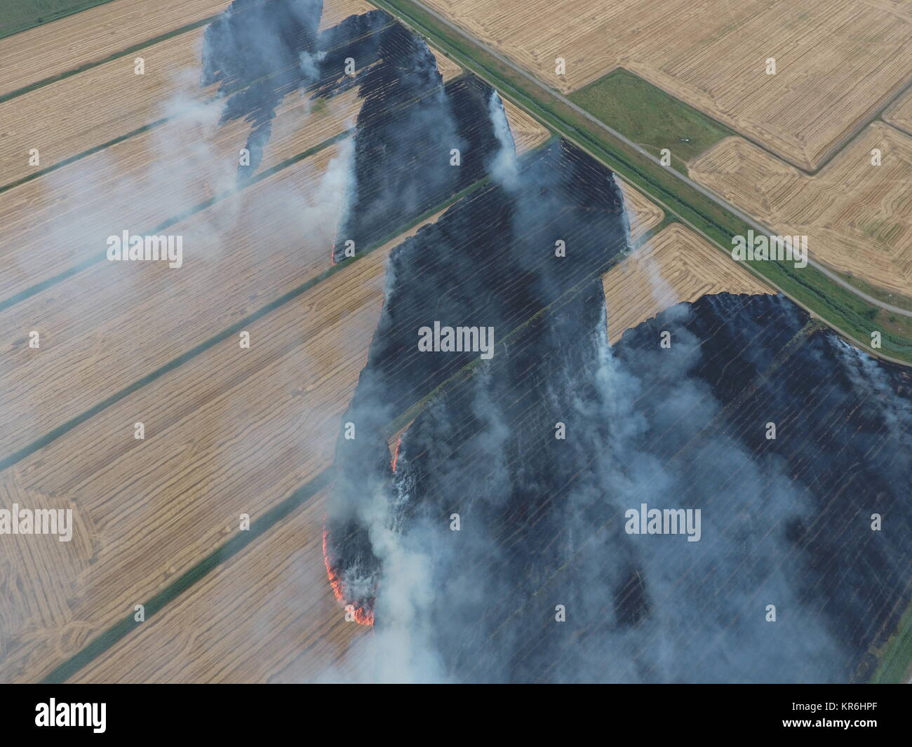 Straw burning up in fire hi-res stock photography and images - Alamy