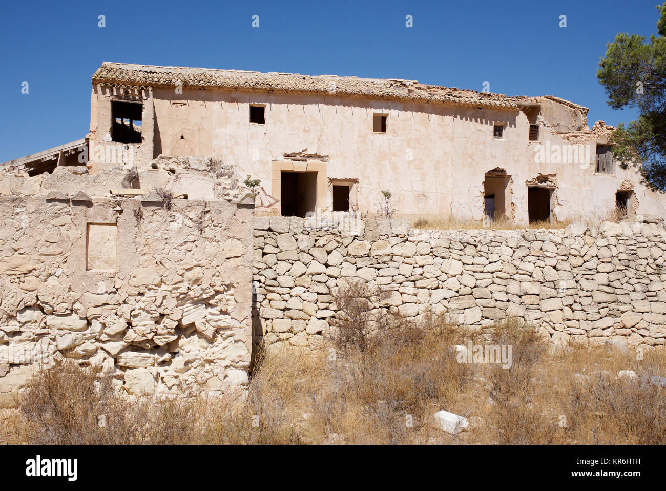 The remains of a ruined farmhouse in the countryside Stock Photo - Alamy