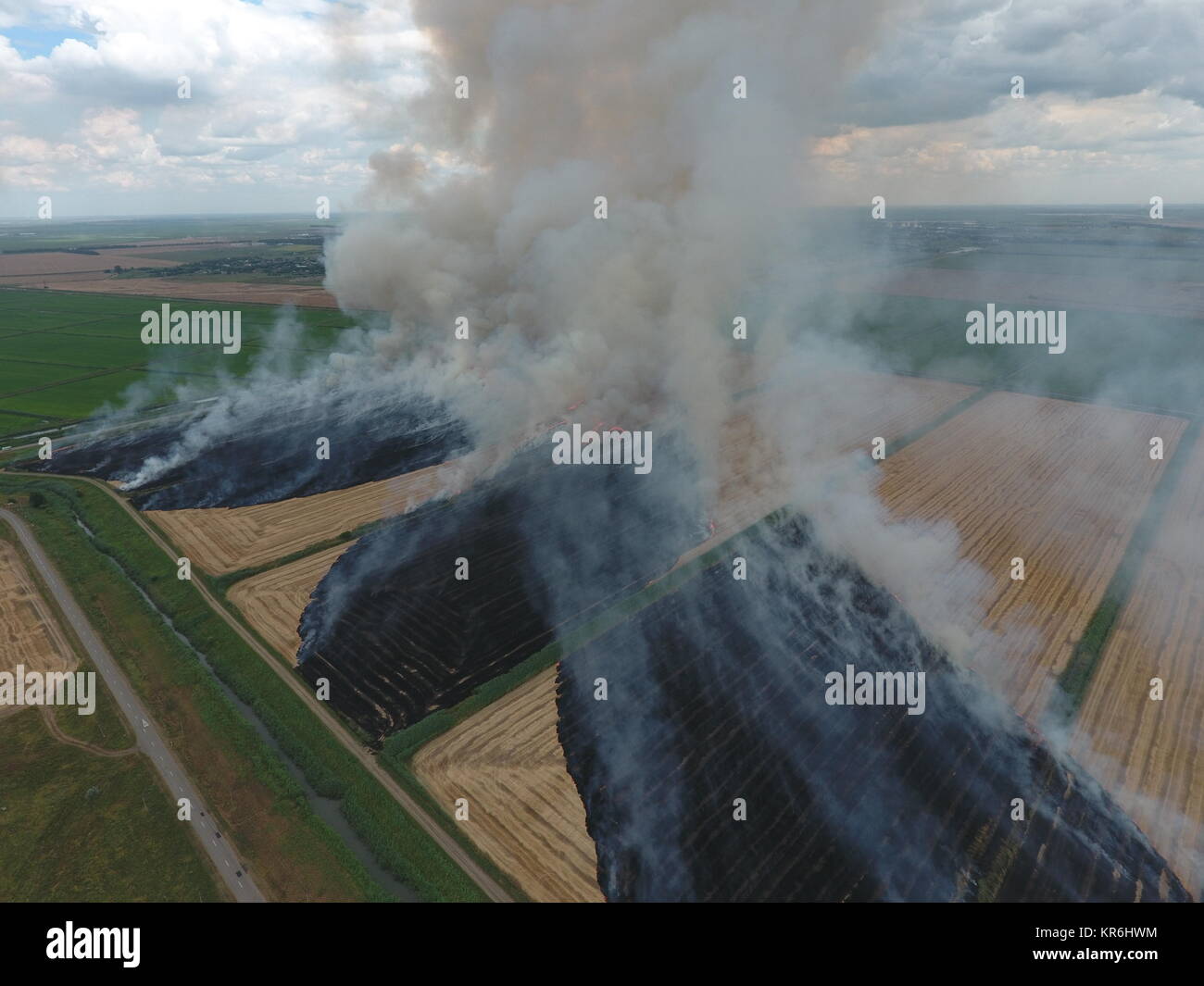 Burning straw in the fields Stock Photo - Alamy