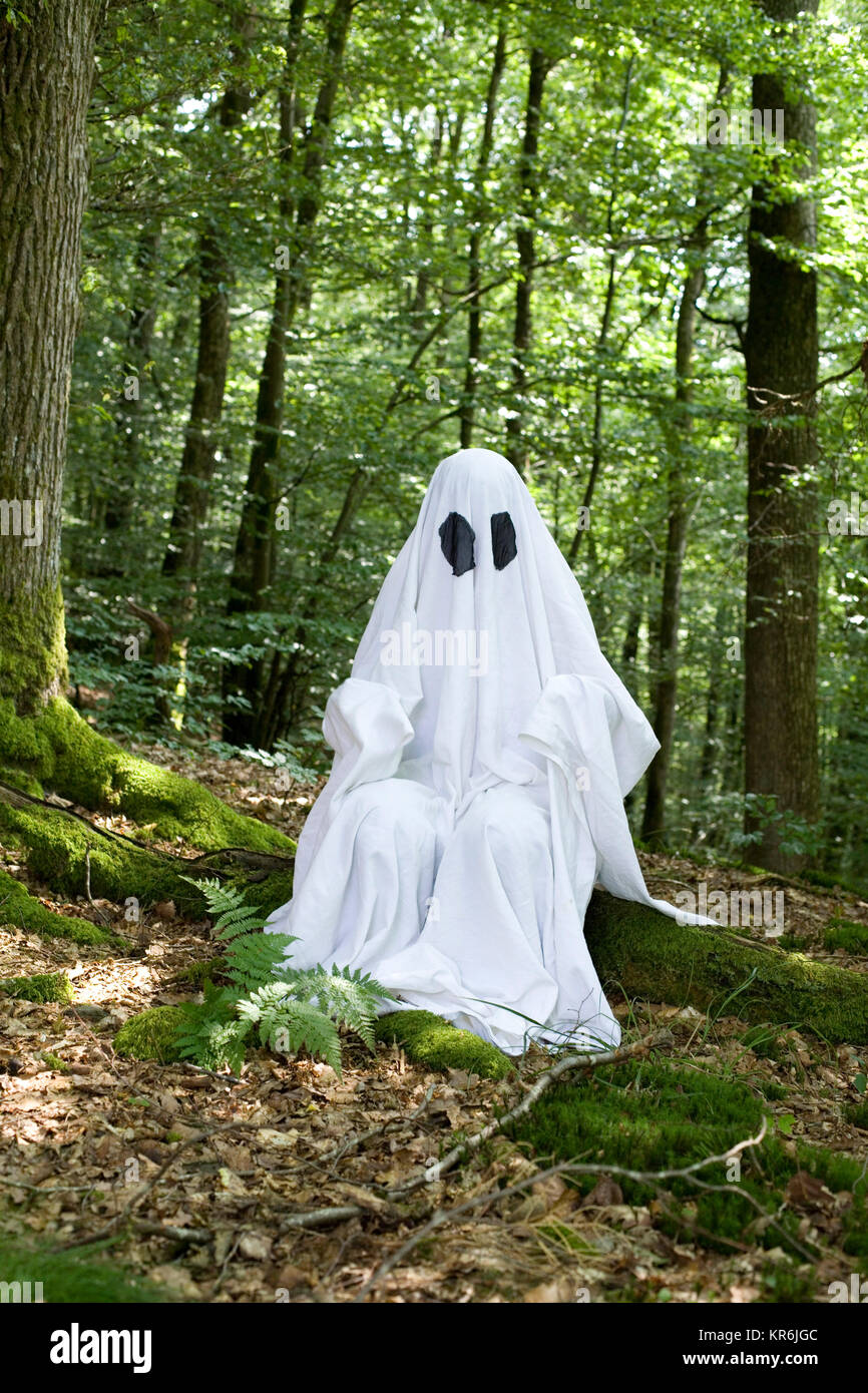 Ghost in sheet hi-res stock photography and images - Alamy