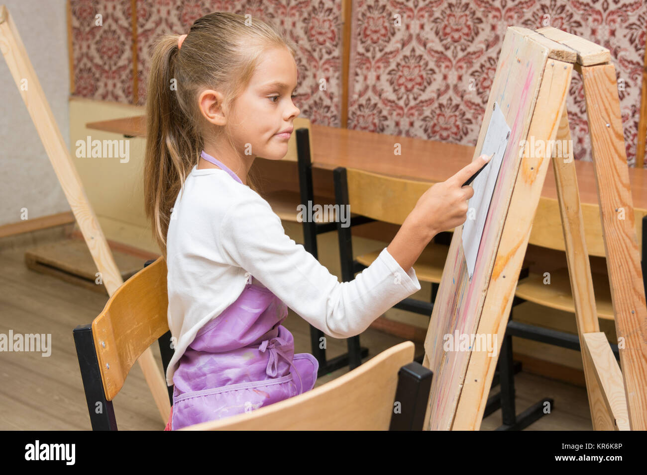 Girl artist with a smile look in the picture on the drawing lesson ...