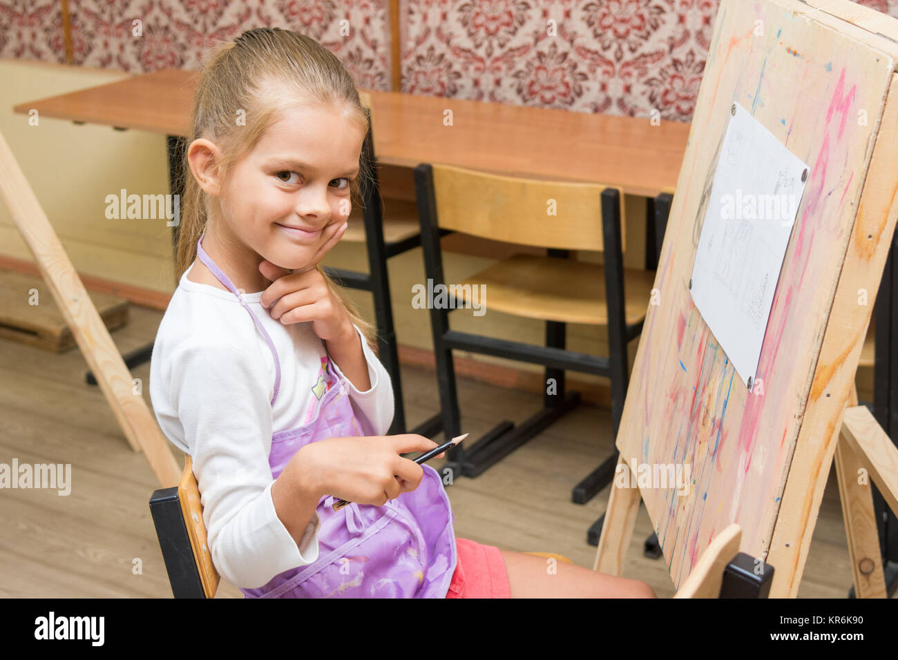 Girl artist with a smile look in the picture on the drawing lesson ...