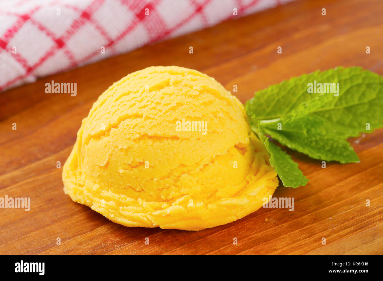 Scoop of yellow ice cream Stock Photo - Alamy