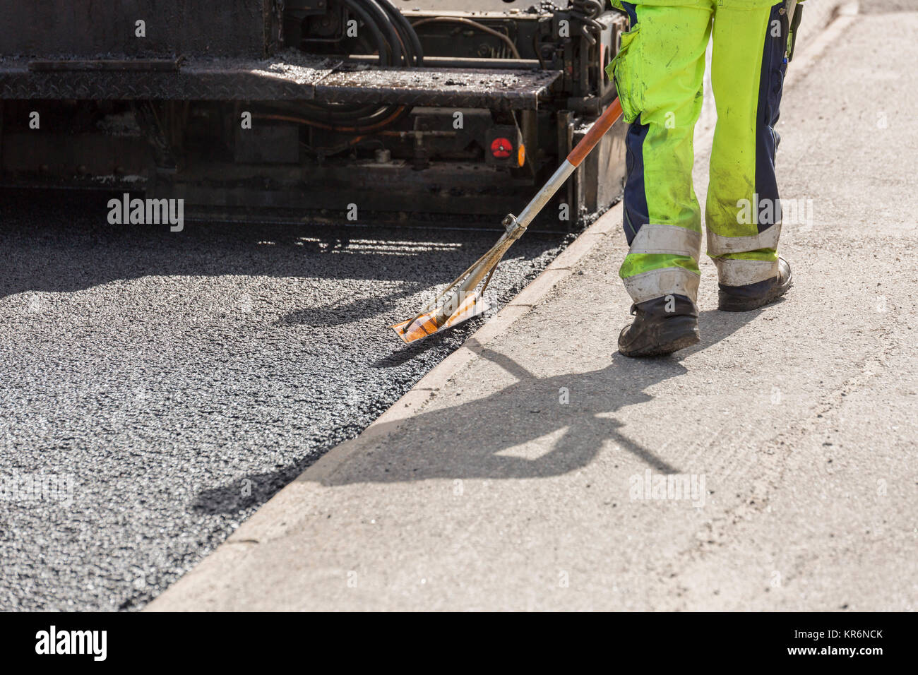 Asphalt Worker Laying Down Asphalt Stock Photo - Alamy