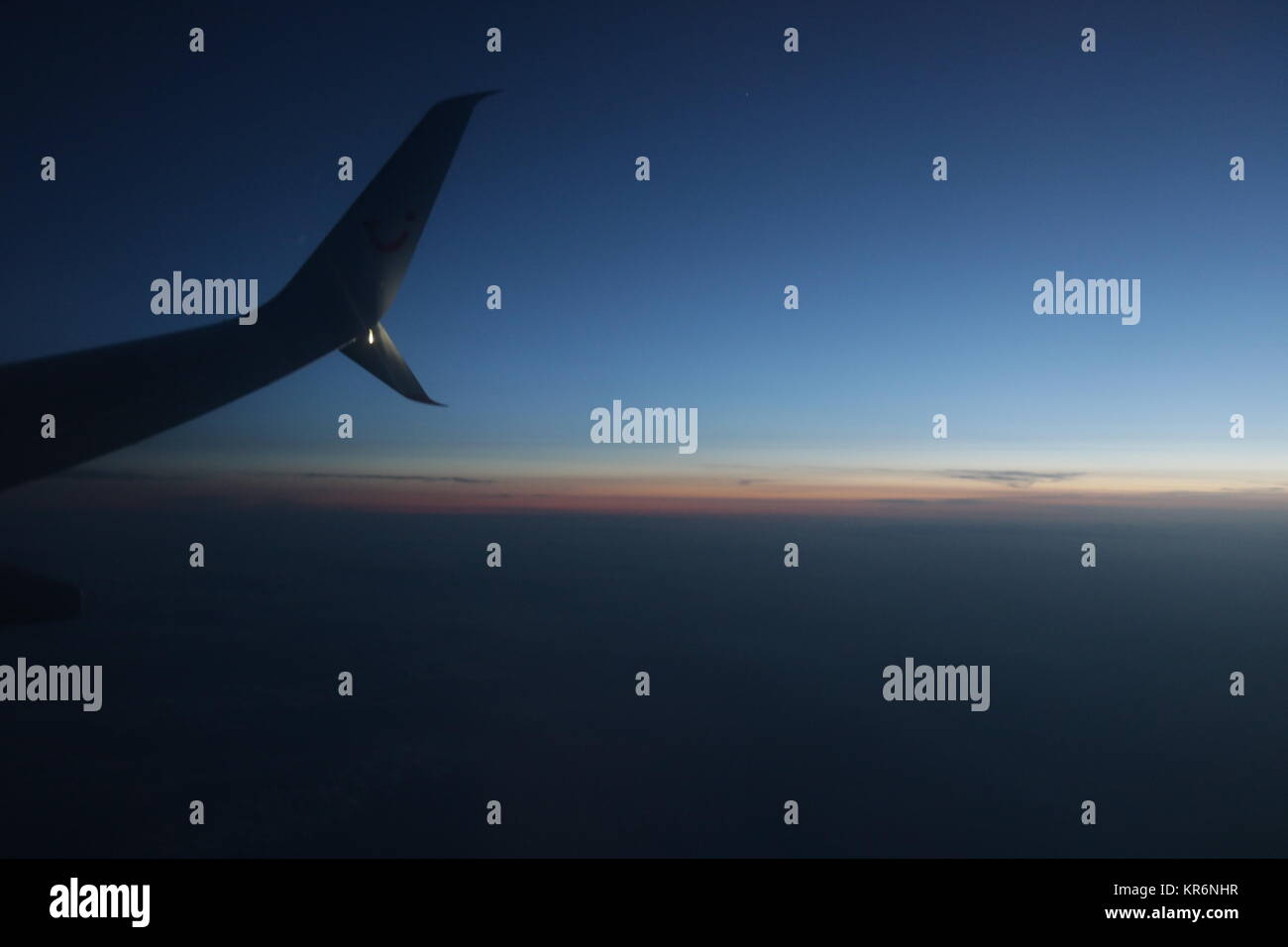 Plane flying into sun hi-res stock photography and images - Alamy
