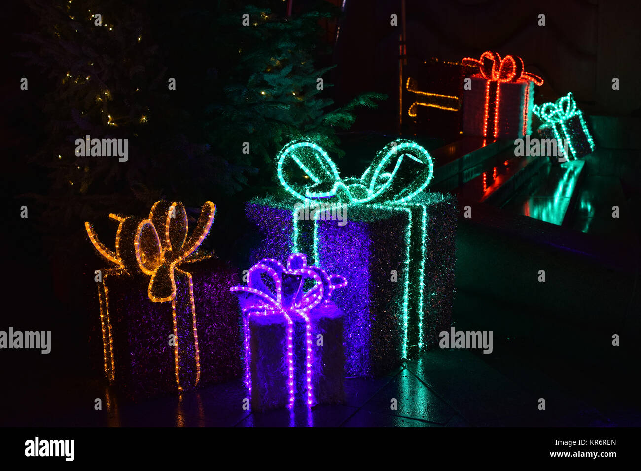 Box with christmas ornaments hi-res stock photography and images - Alamy