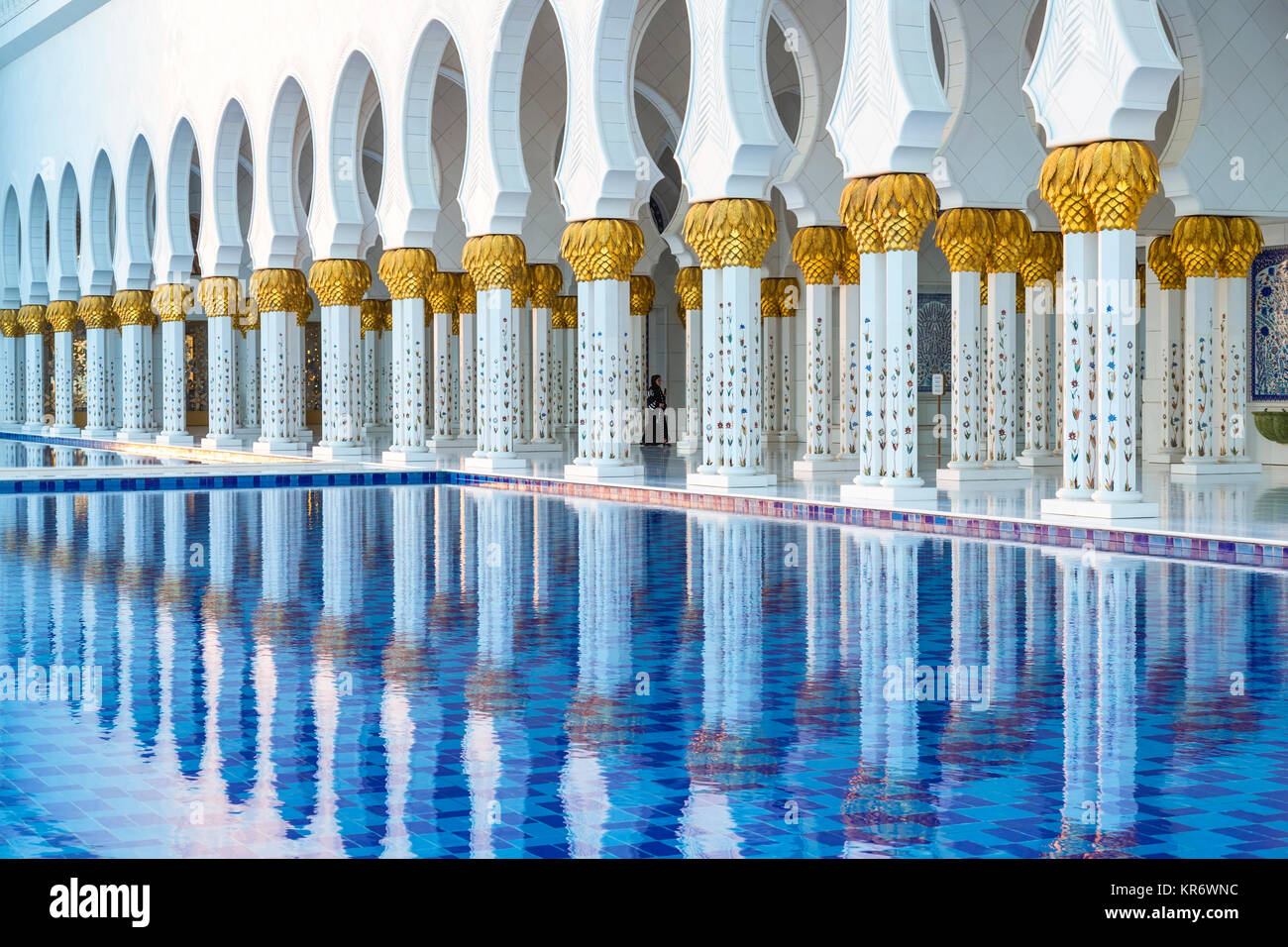 White colonnade of Sheikh Zayed Mosque and blue fountain, Abu Dhabi ...