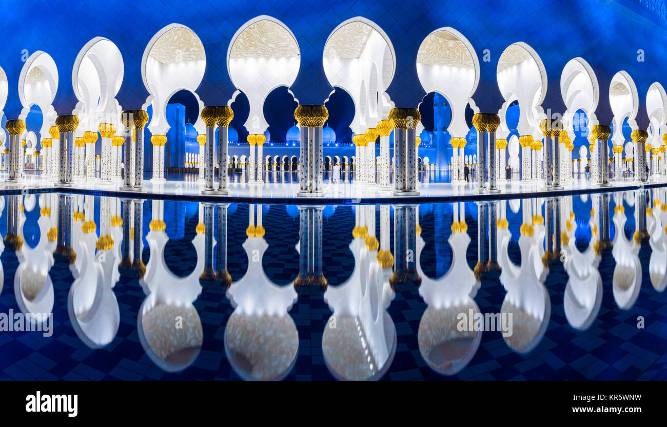 Blue and white Sheikh Zayed Mosque at dusk, Abu Dhabi, United Arab ...